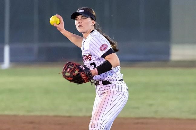 SIUE softball splits final day of Cougar Classic