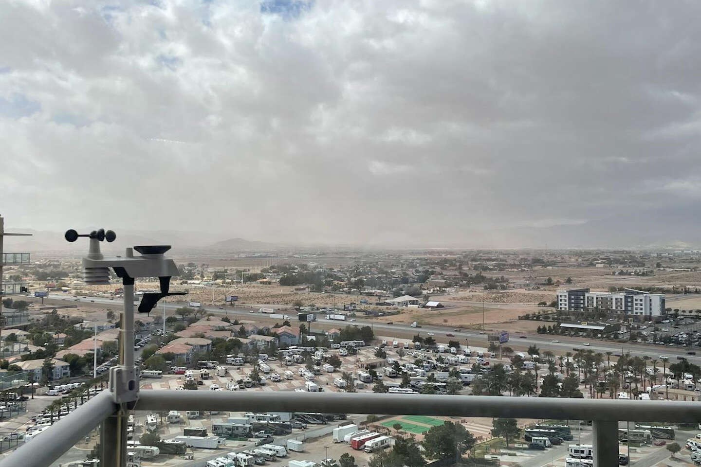 Videos show 60 mph windstorm thrash through Las Vegas Strip