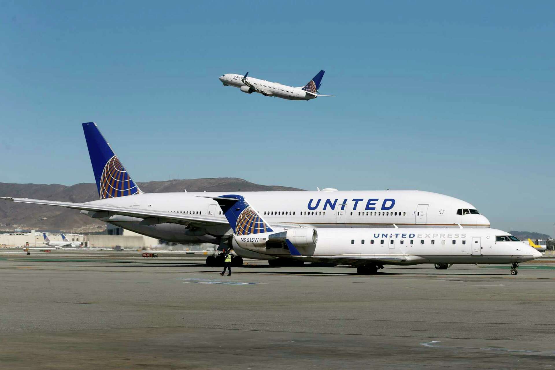 United jet wheel falls off during SFO takeoff, lands in parking lot