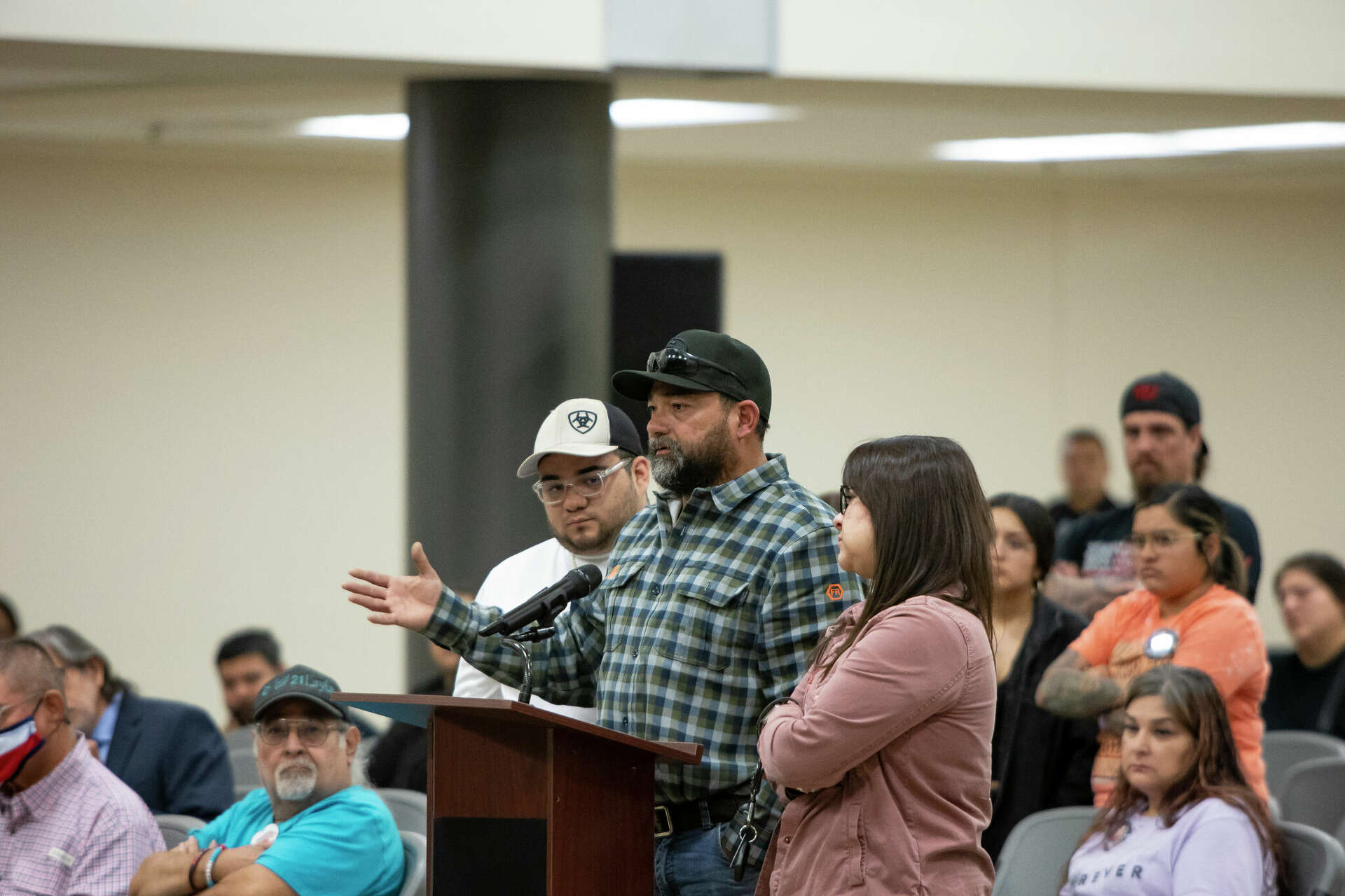 Uvalde police consultant criticized for keeping cowboy hat on