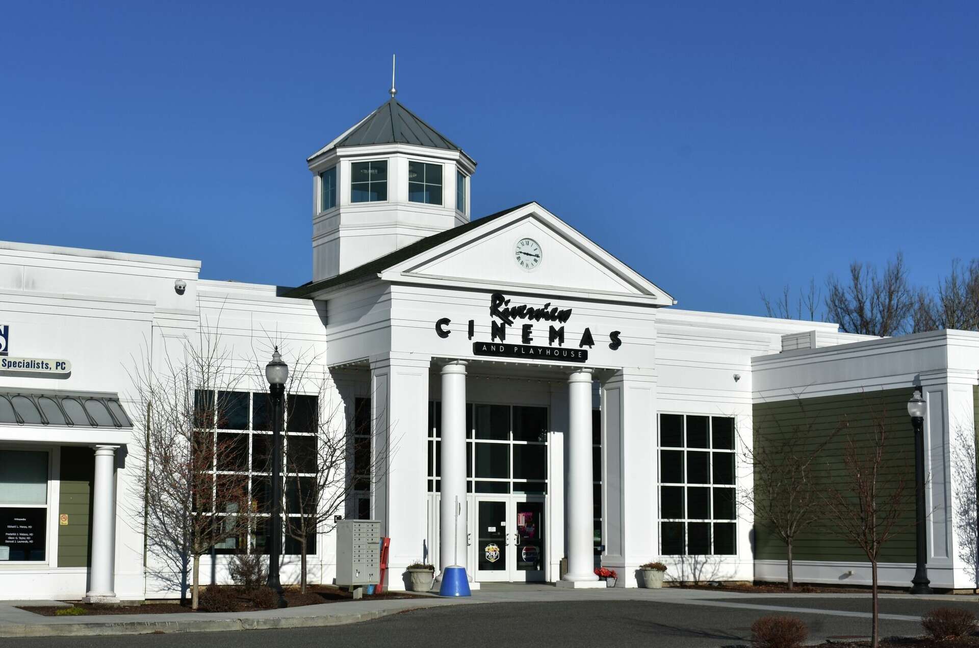 Are movie theaters in Connecticut poised for expansion or contraction?