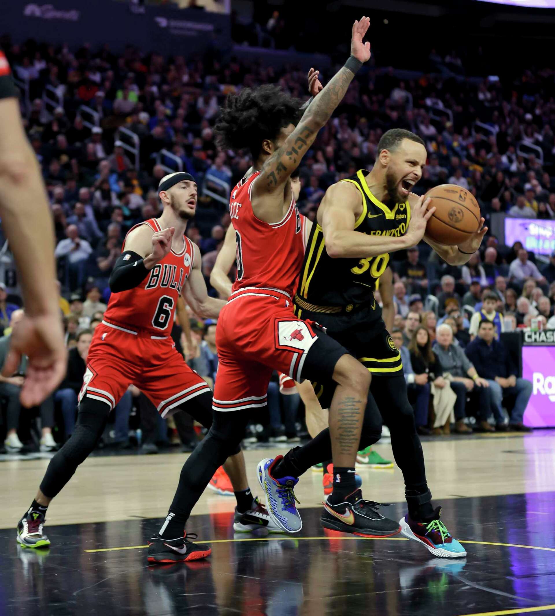Stephen Curry’s ankle injury adds to pain of Warriors’ loss to Bulls