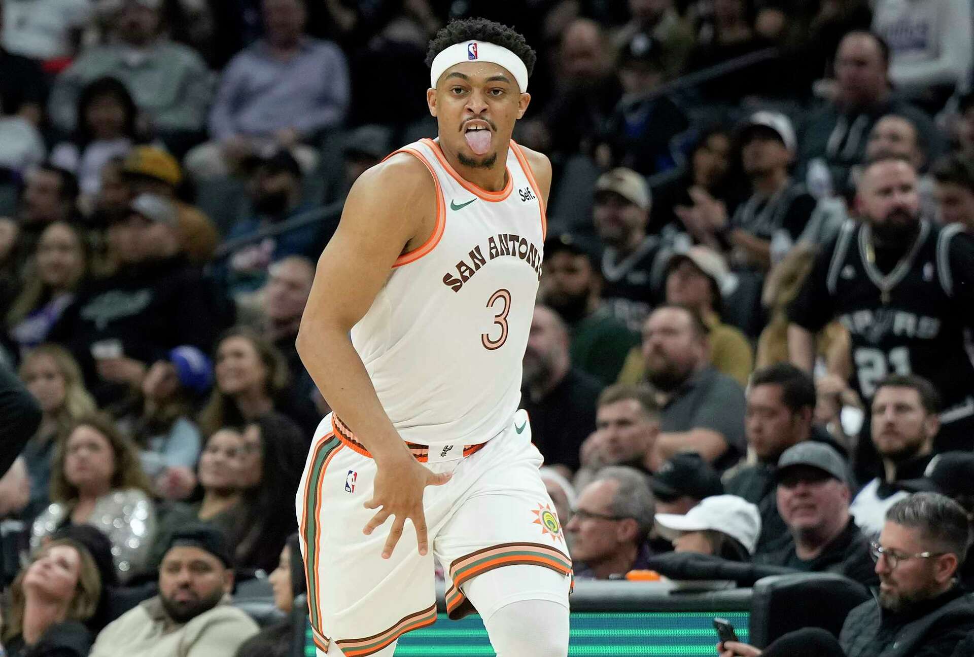 Johnson ready for sixth season as Spurs' longest-tenured player