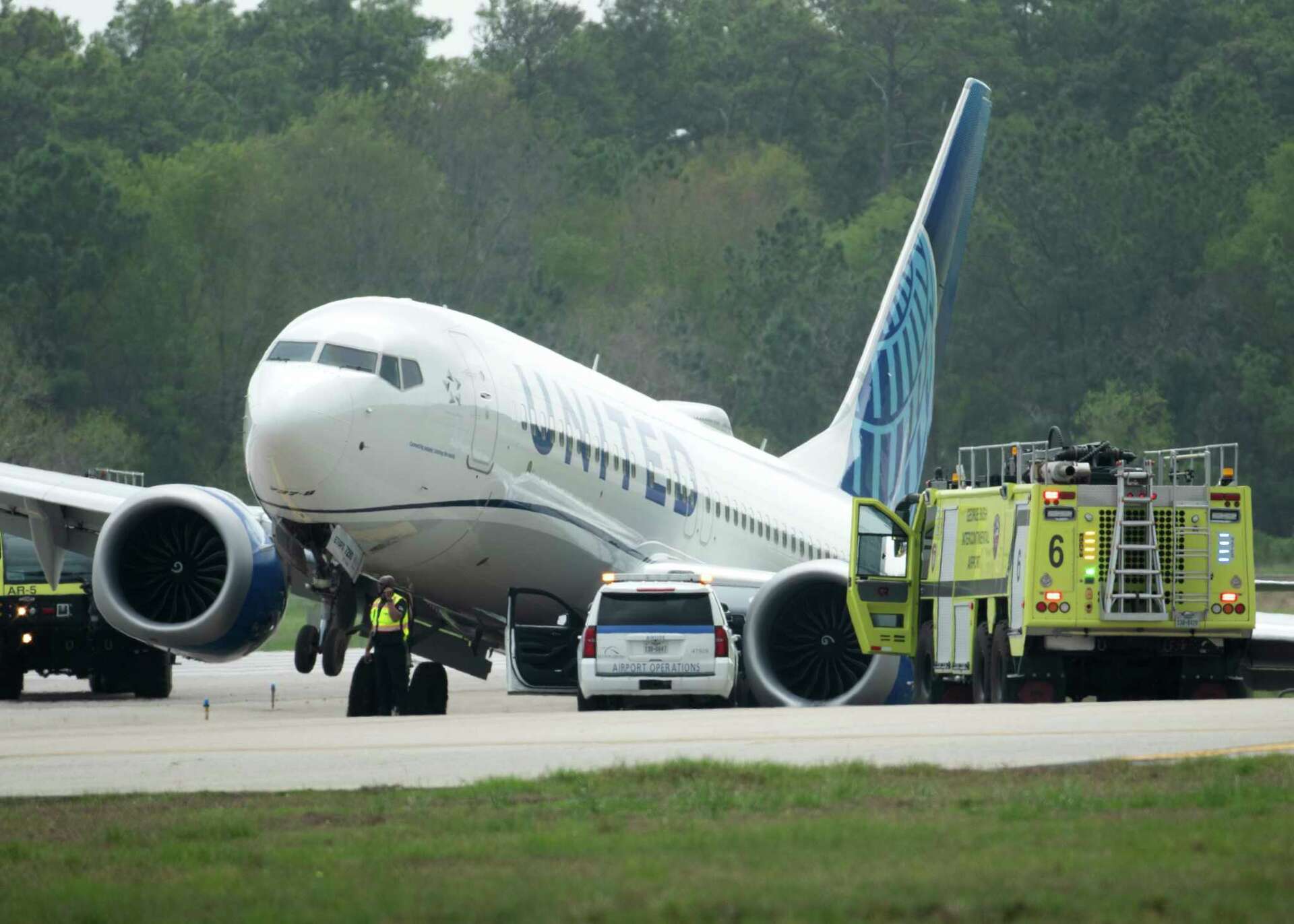 United Airlines reviews recent plane issues in Houston, other cities