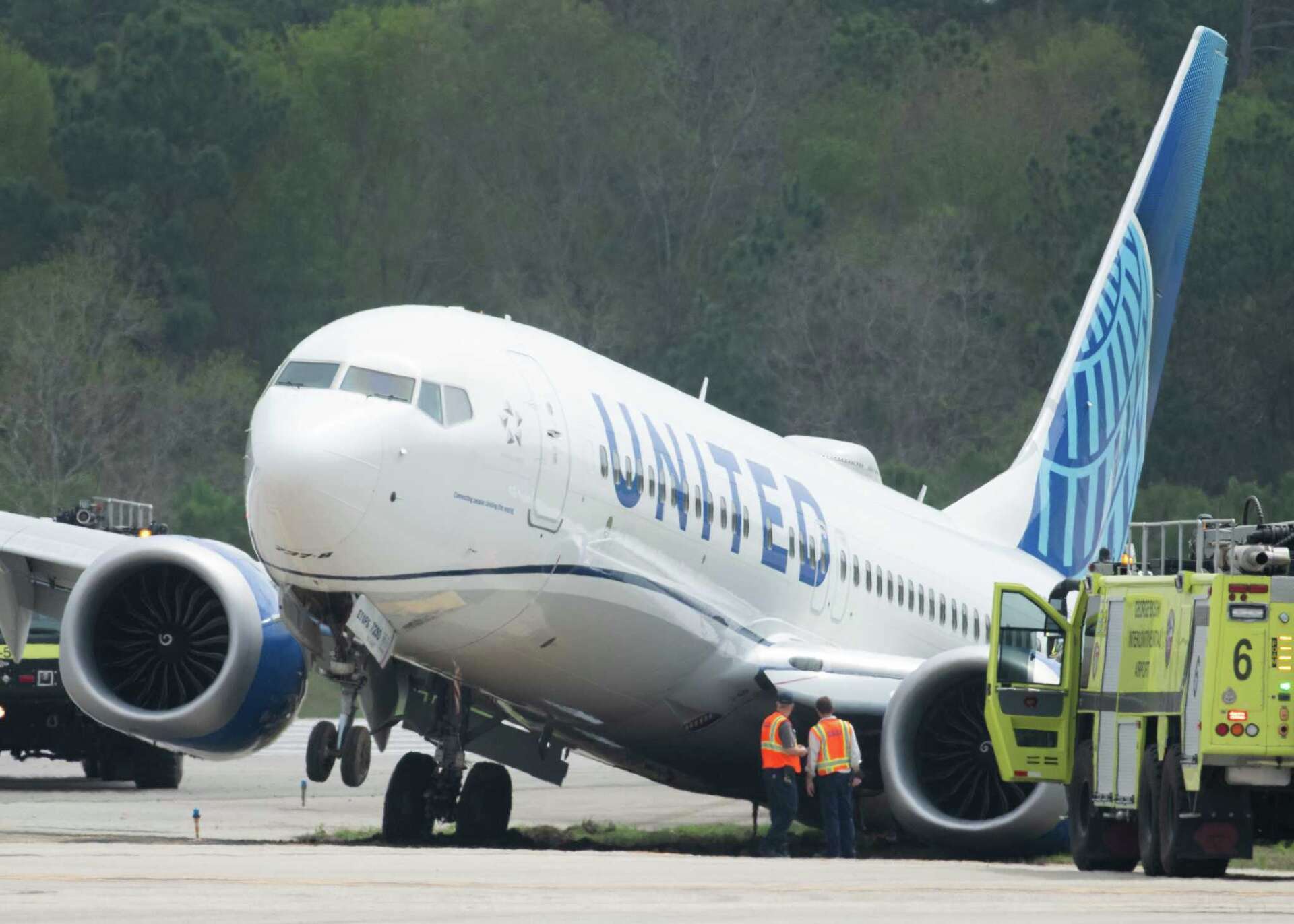 Memphis-Houston United flight goes into the grass at IAH