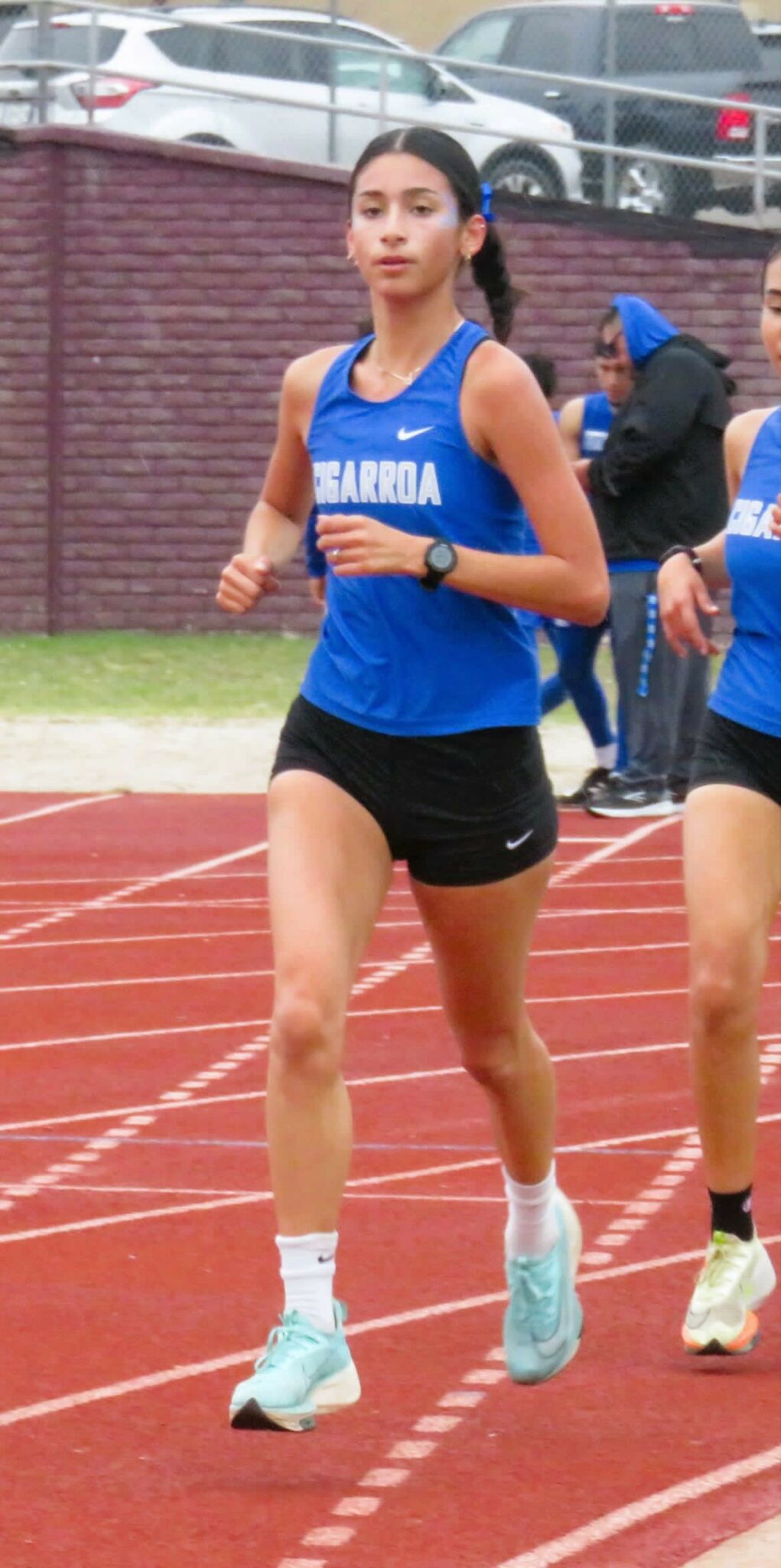 Cigarroa's Garza breaks 3,200-meter school record
