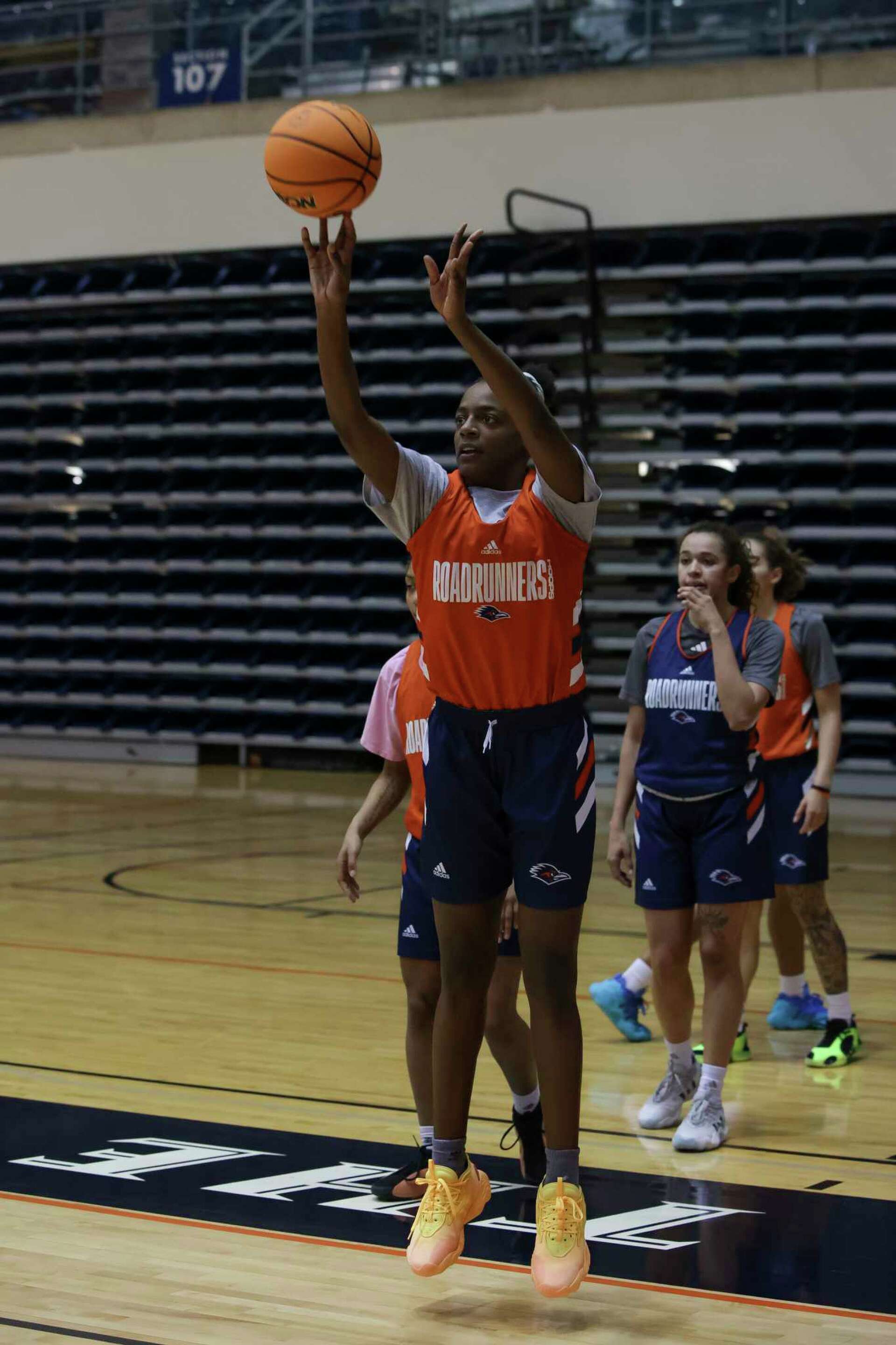 UTSA outlasts South Florida, advancing to AAC tournament semis