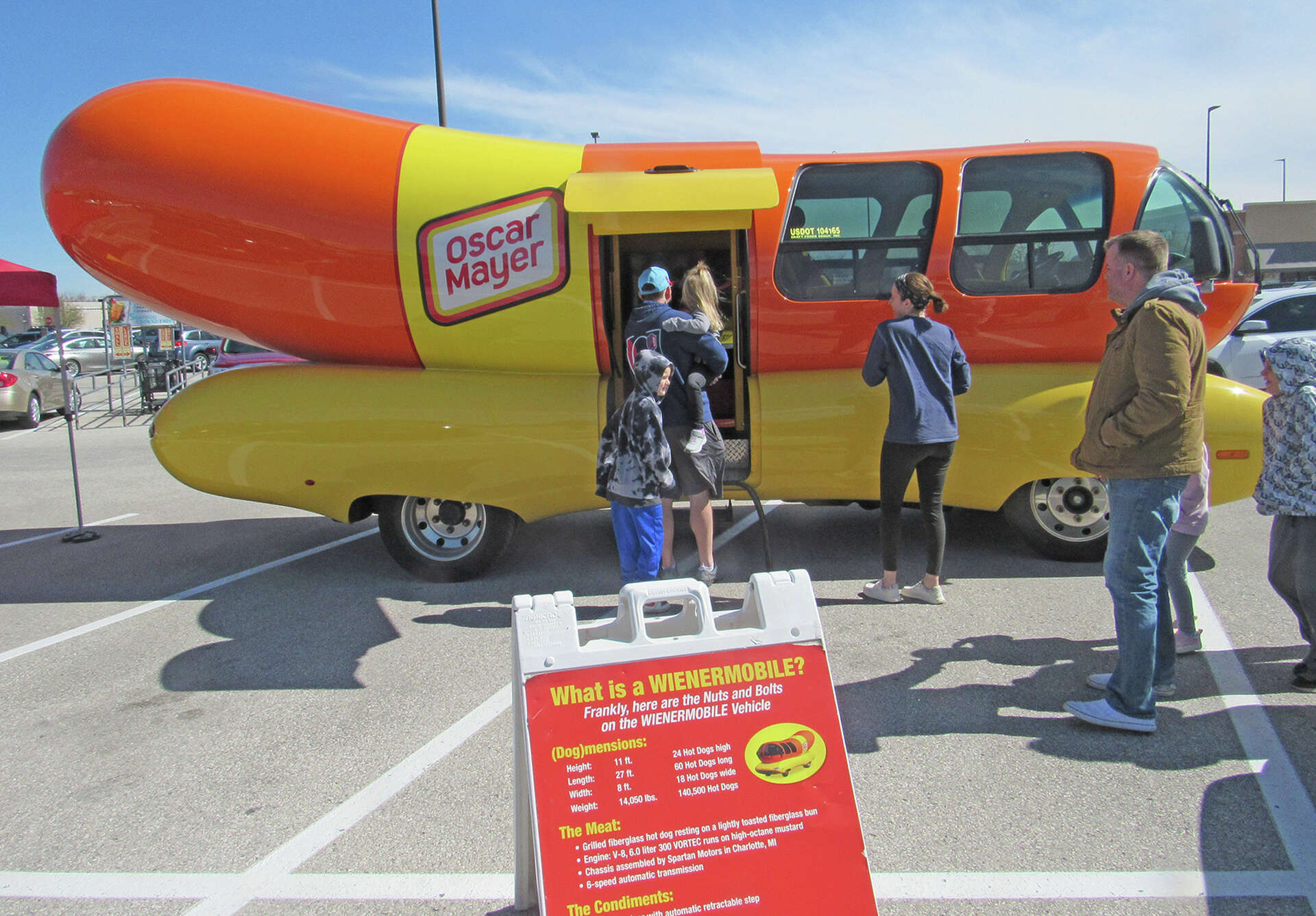 Wienermobile thrills fans at Edwardsville Dierbergs