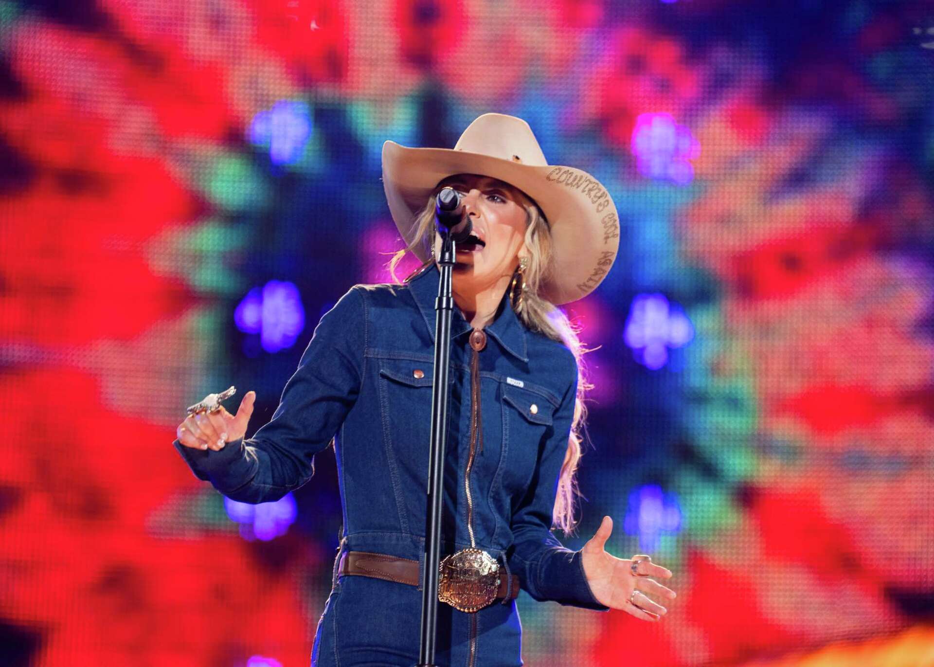 Houston Rodeo review: Lainey Wilson draws almost 75K, besting 50 Cent