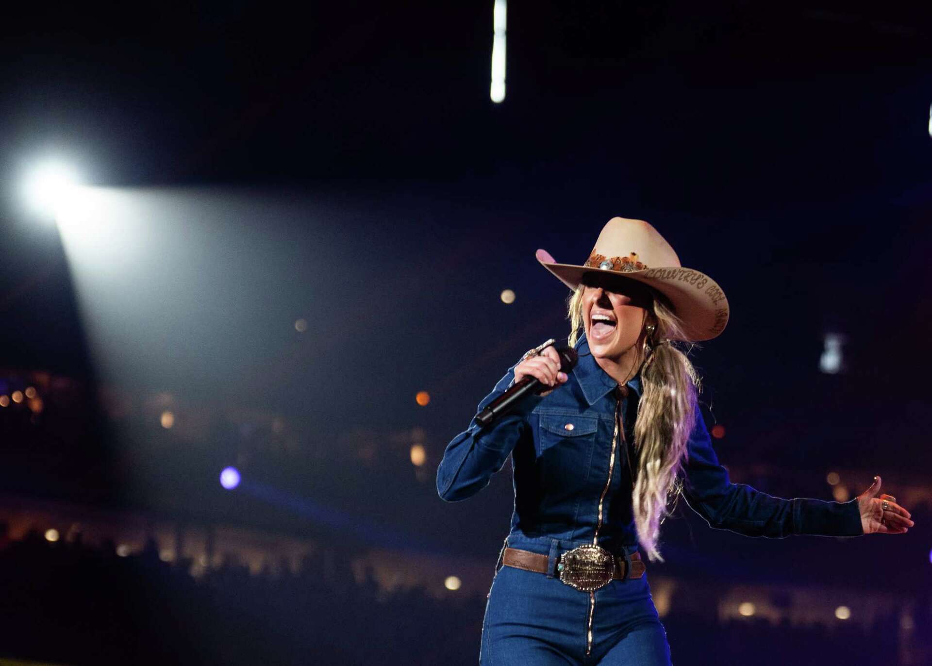 Houston Rodeo review: Lainey Wilson draws almost 75K, besting 50 Cent