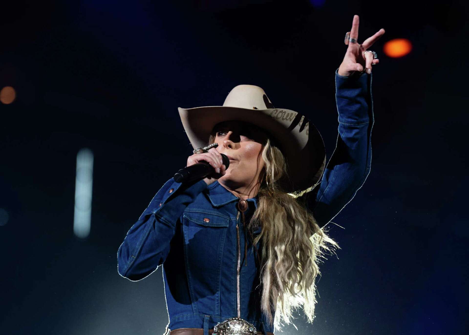 Houston Rodeo review: Lainey Wilson draws almost 75K, besting 50 Cent