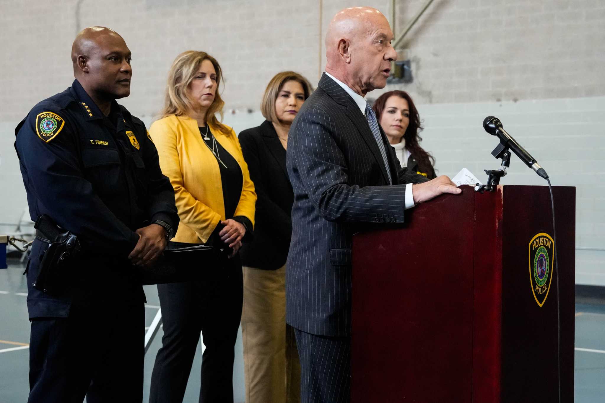 Houston Mayor Whitmire visits officers reviewing suspended reports