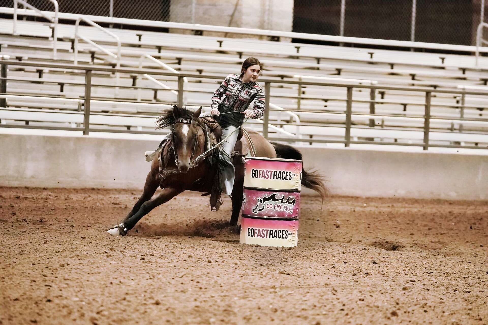 Young Texas barrel racer defies chronic pain to ride rodeo