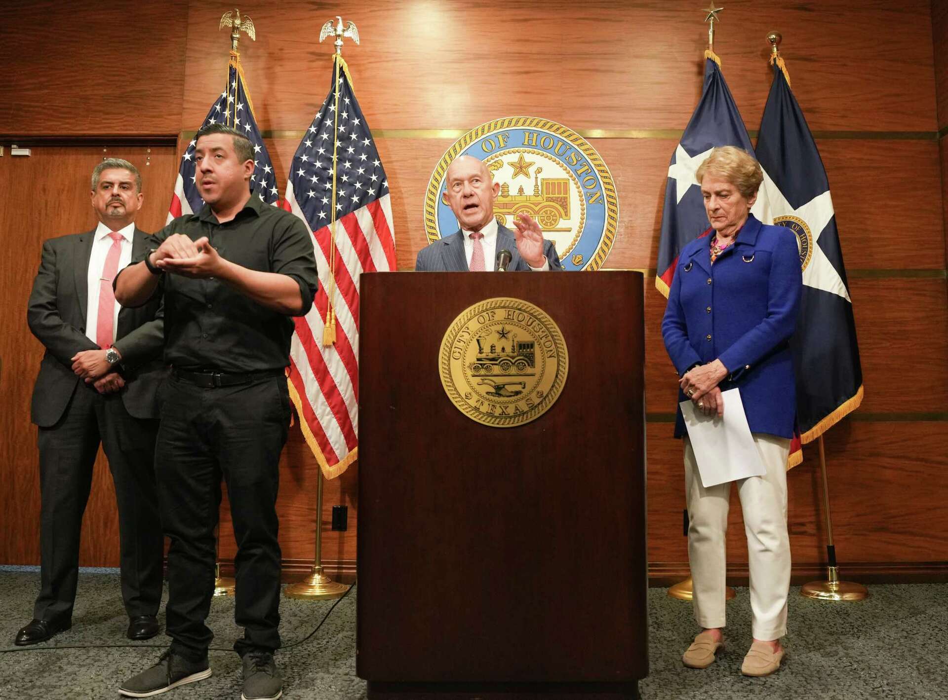 Whitmire names panel to explore suspended Houston police reports