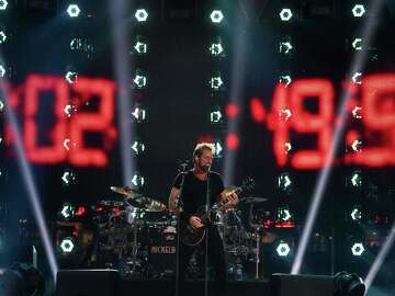 Houston Rodeo review: Nickelback draws 75K singing fans at debut show