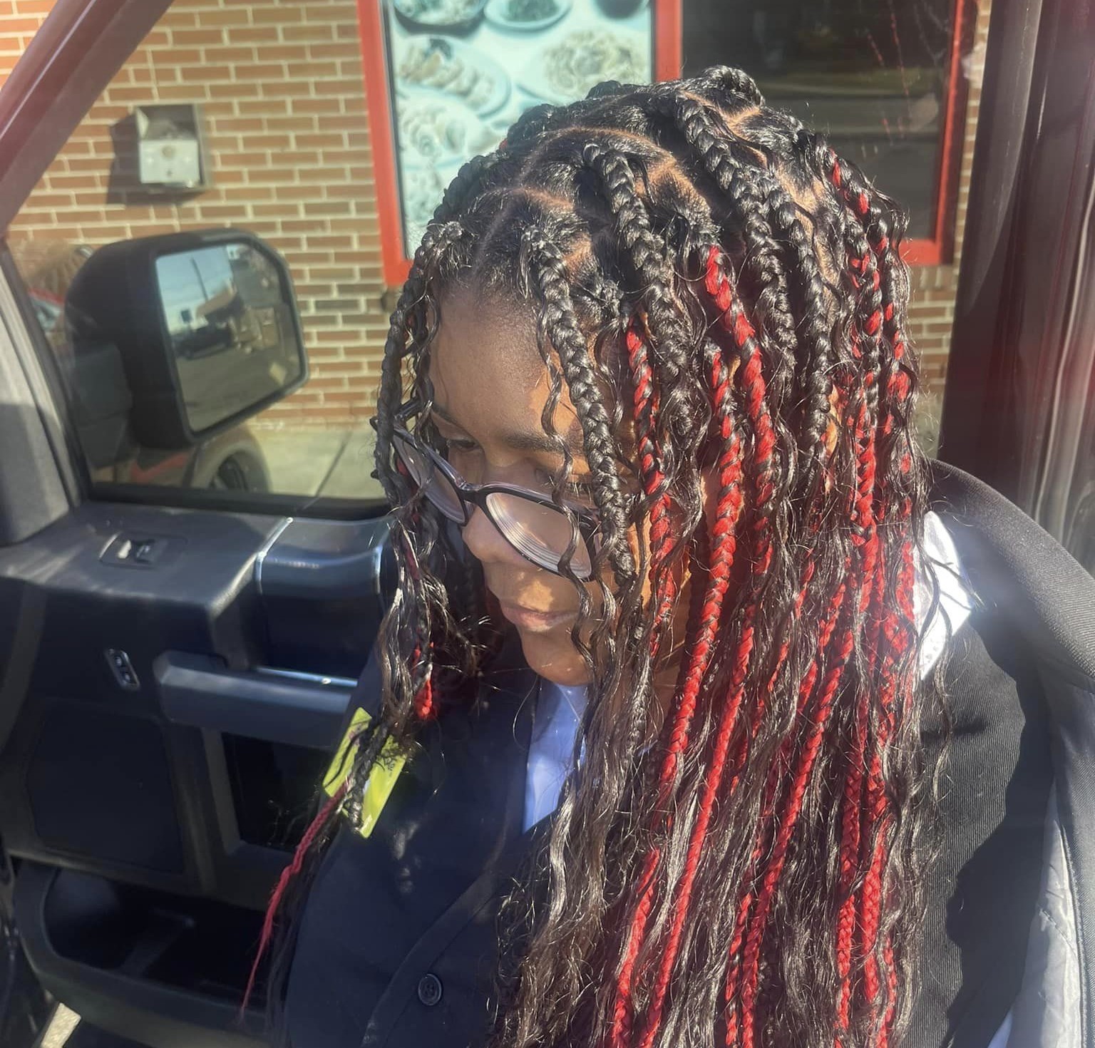 Ex-NFL player: Daughter quit CT store after alleged discrimination