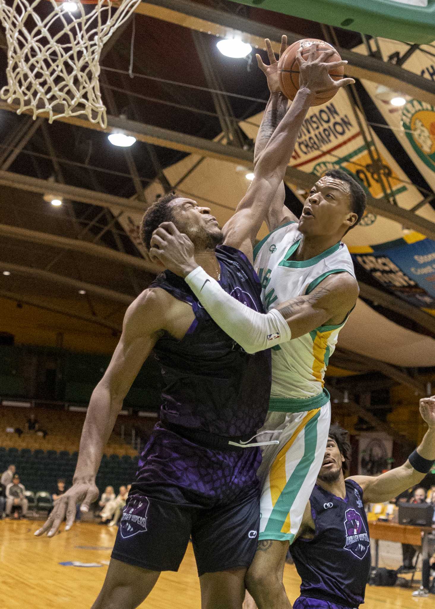 Late shot sinks Albany Patroons