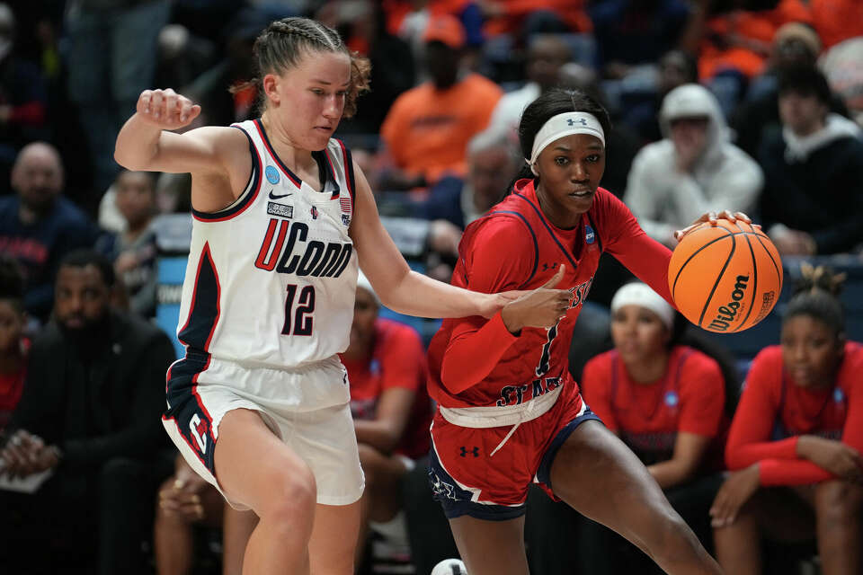 Freshman Ashlynn Shade sets UConn record in NCAA Tournament debut