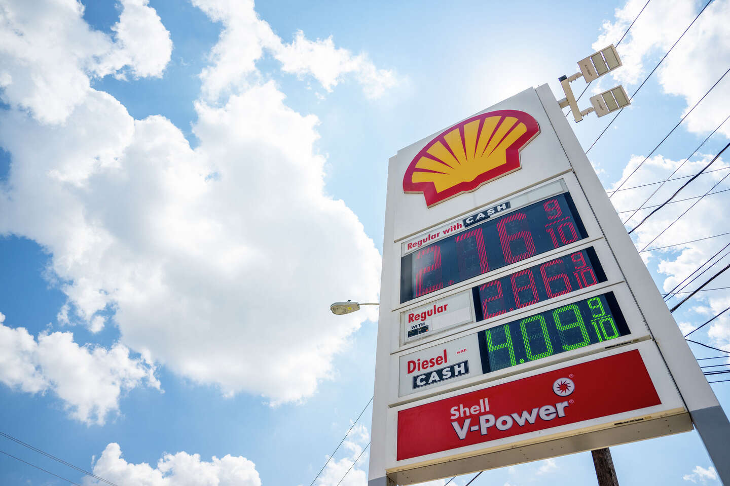 Shell to divest itself of 1,000 gas stations in favor of EV chargers