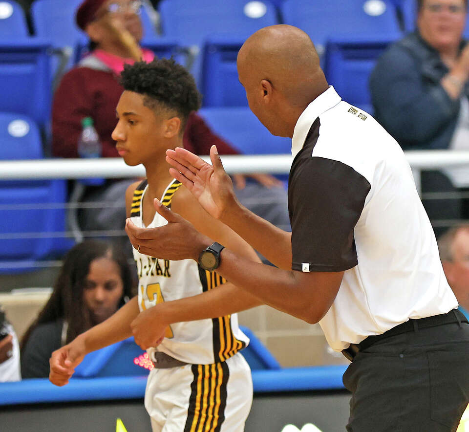 Former Spurs player Bruce Bowen coaches his son Ojani at All-Star game