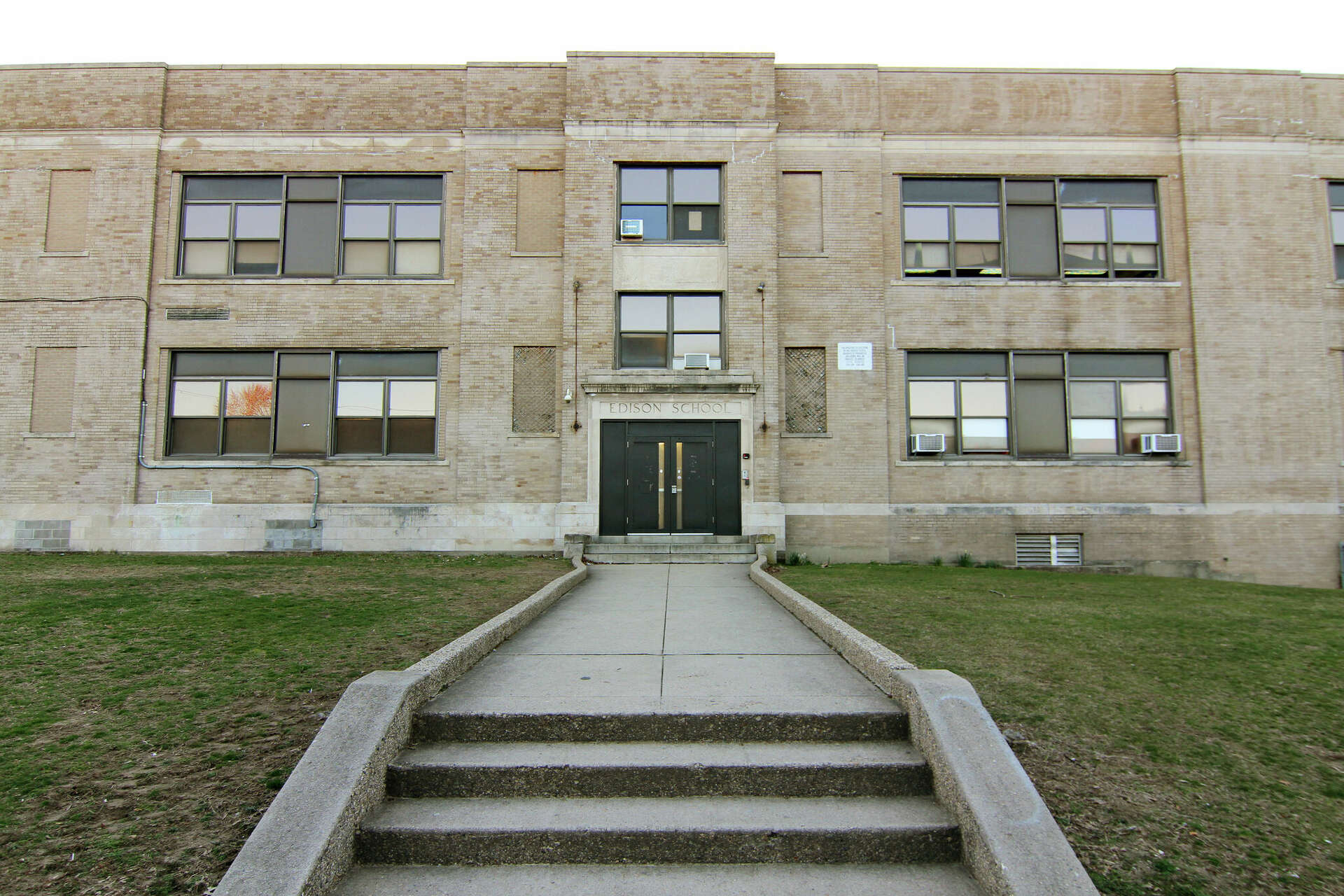 Neighboring CT school districts have stark inequalities, new data show