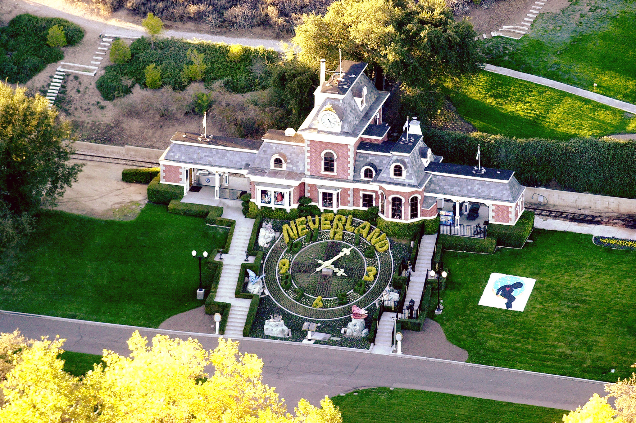 Michael Jackson's abandoned Neverland Ranch sees flurry of activity