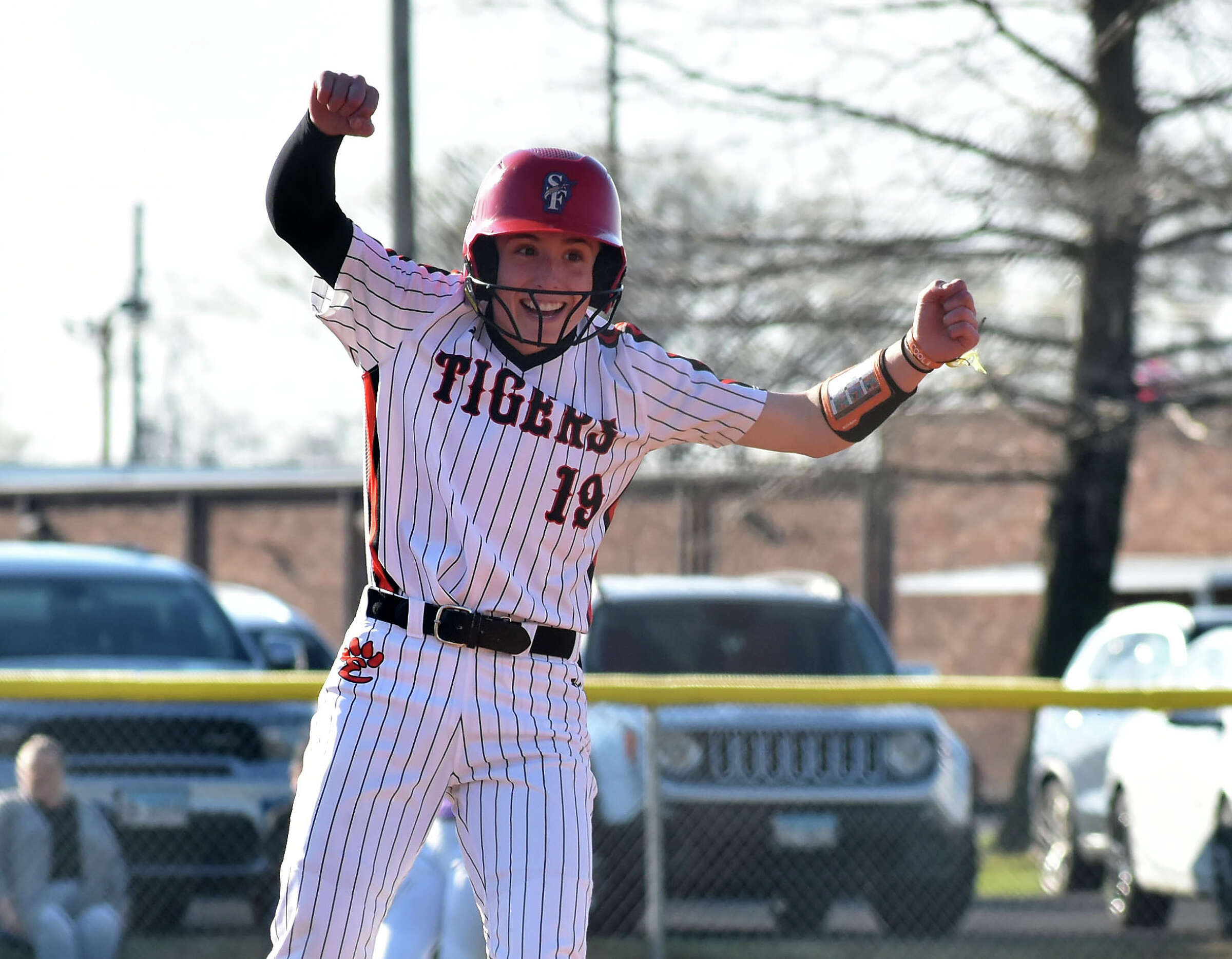 Tigers prevail after Kahoks force extra innings