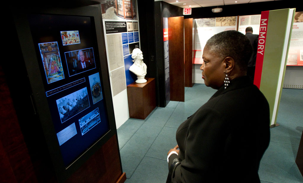 Houston Public Library director replaced after abrupt closure