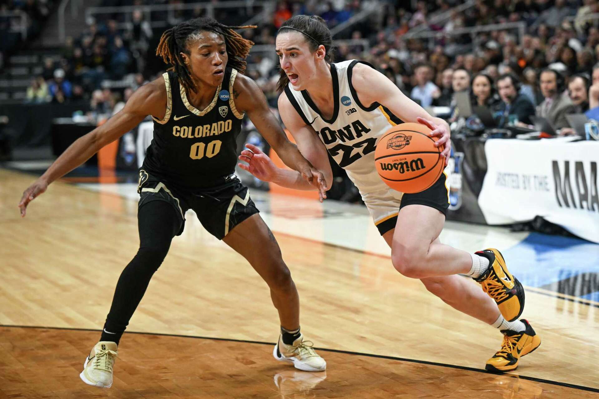 Caitlin Clark leads Iowa to blowout win over Colorado