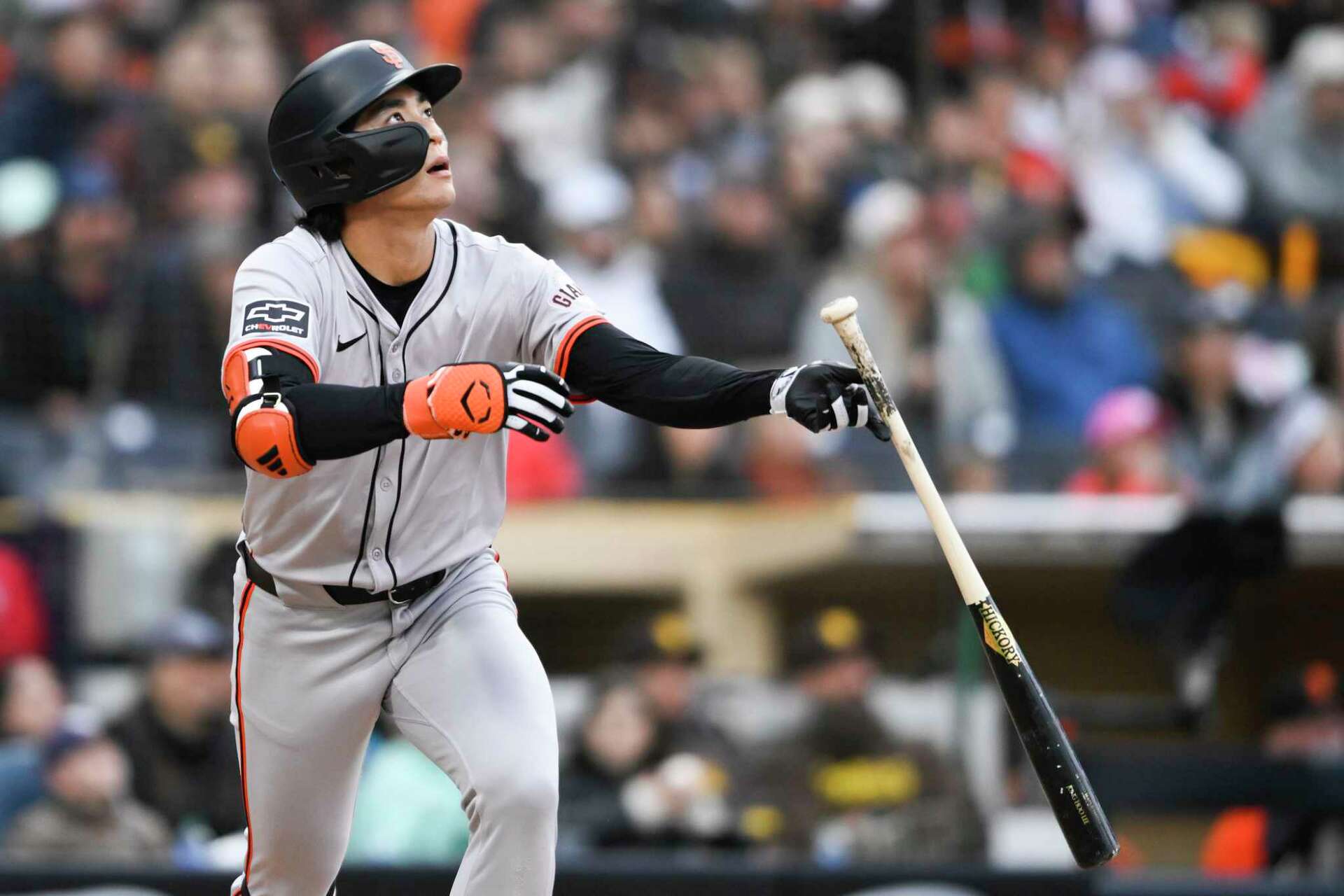 Giants’ Jung Hoo Lee smacks first MLB homer as father cheers in stands
