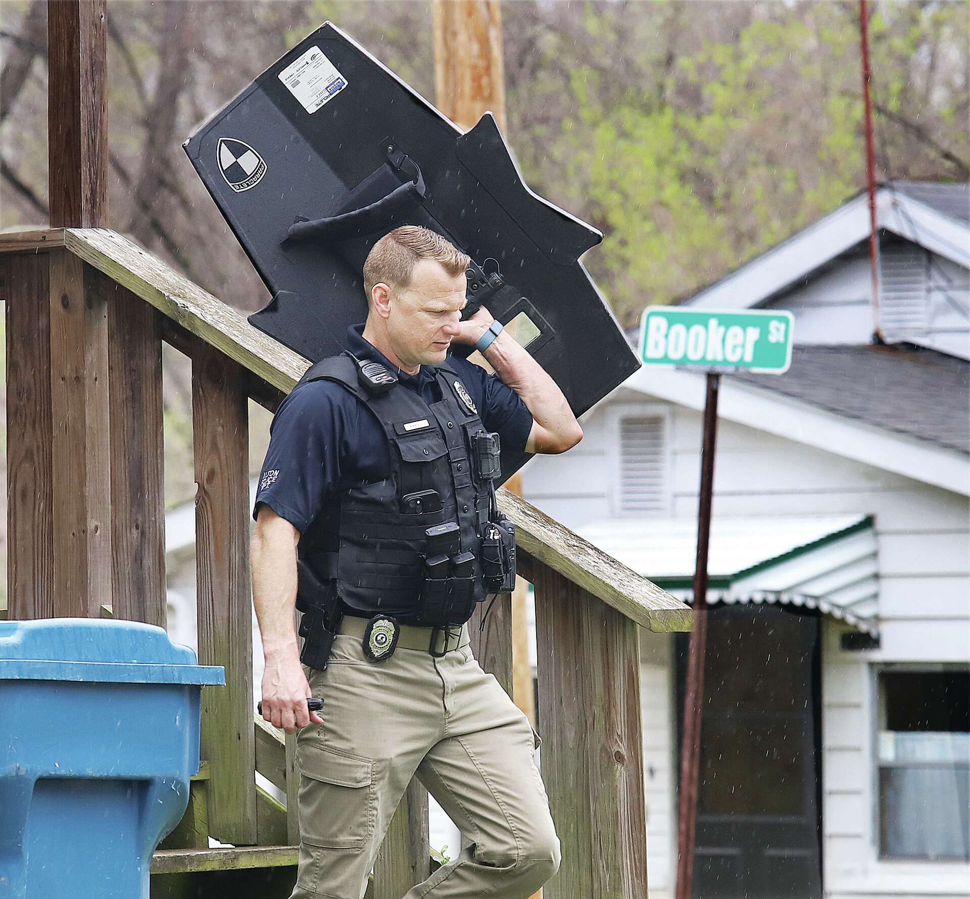 Alton Police execute search warrant on Booker Street