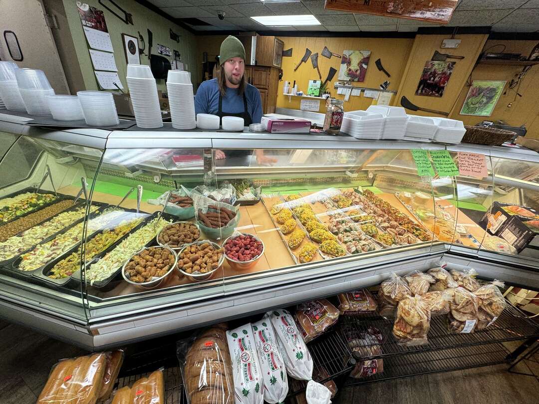 DINING OUT at Meaty’s Roadhouse BBQ & Sausage Shack in Bay City