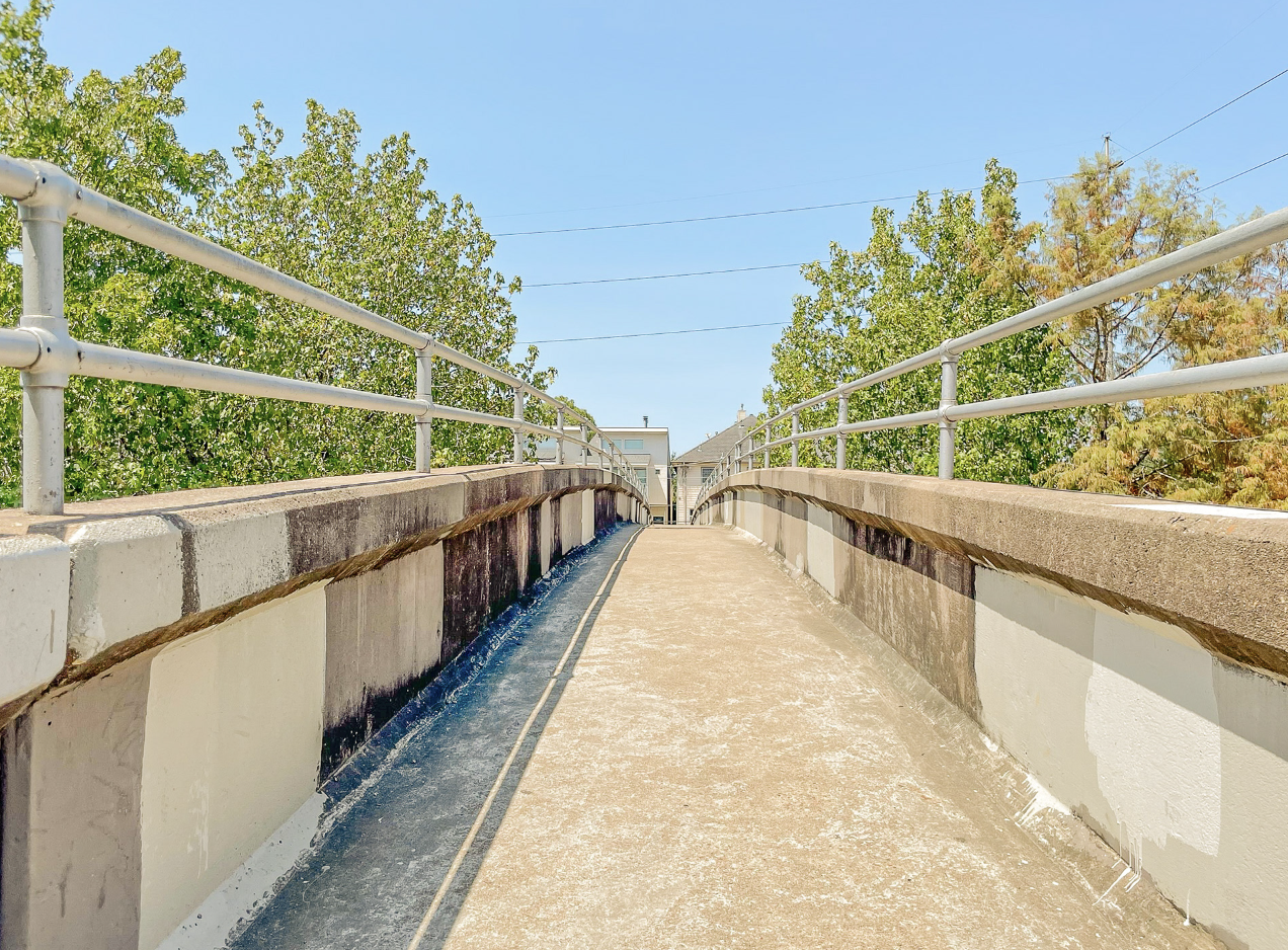 Houston's Sabine Street bridge is turning pink