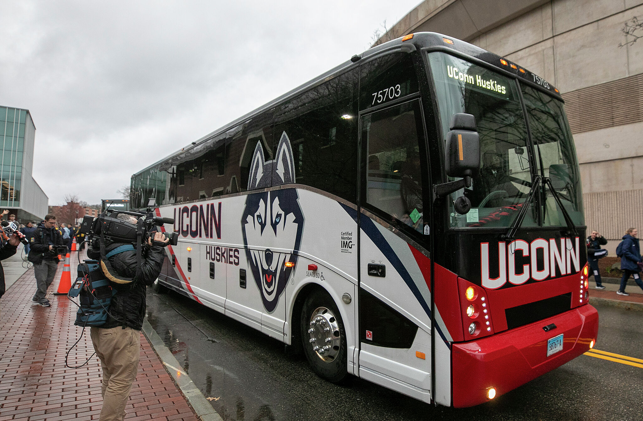 UConn men's basketball arrives in Arizona for Final Four after delays