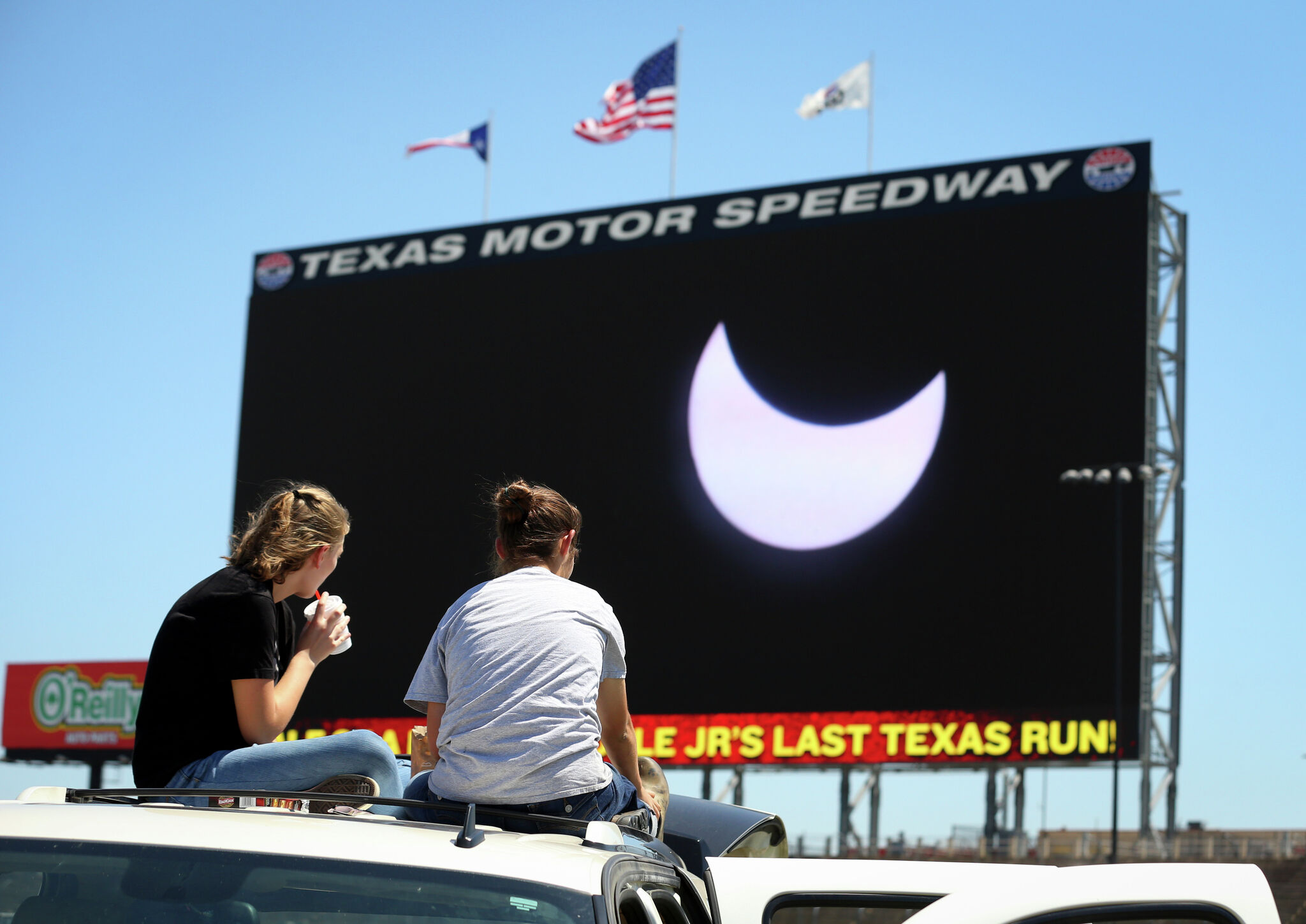 Texas businesses like H-E-B, Buc-ee's cashing in on eclipse