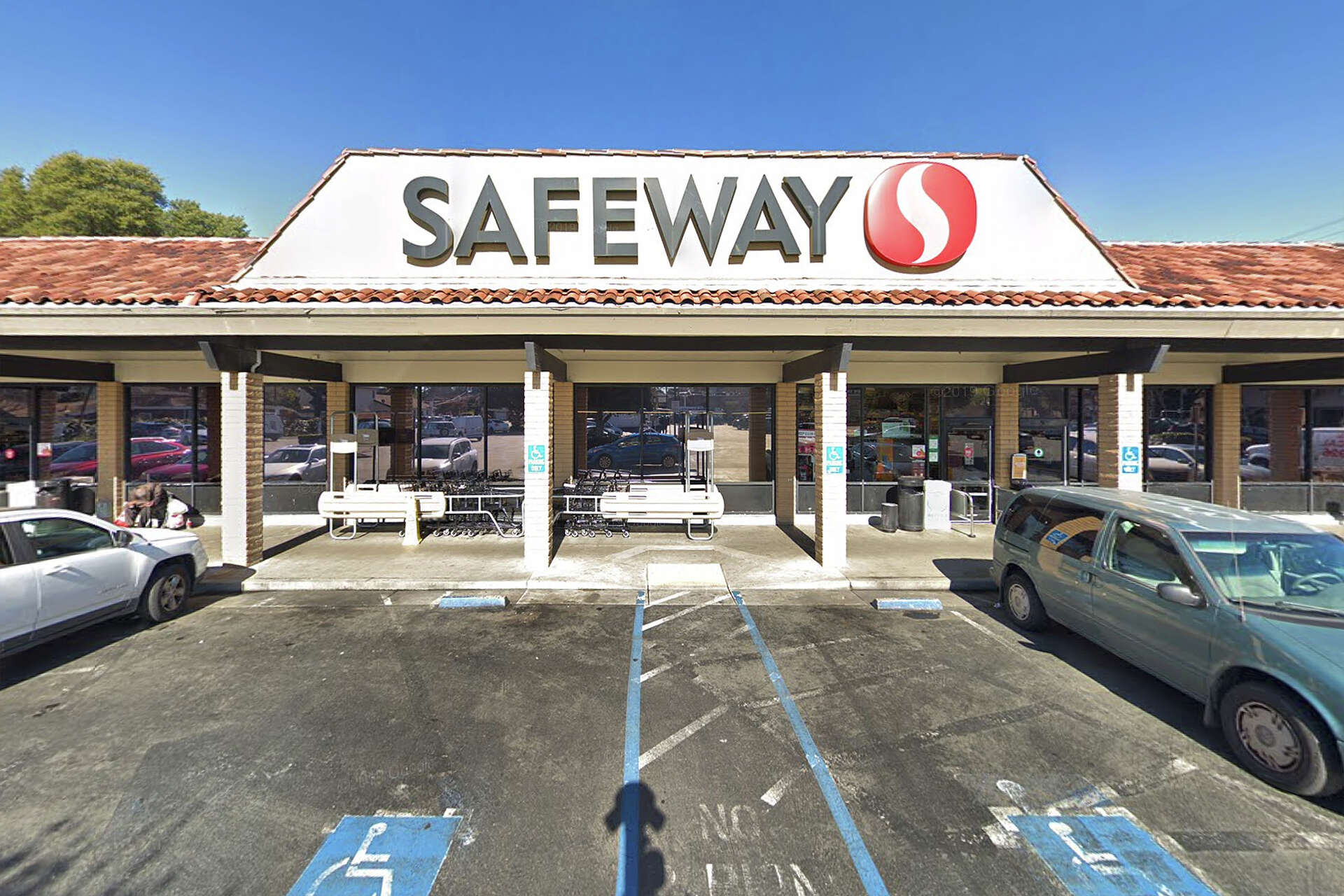 Teen dies after being stabbed inside East Bay Safeway, police say