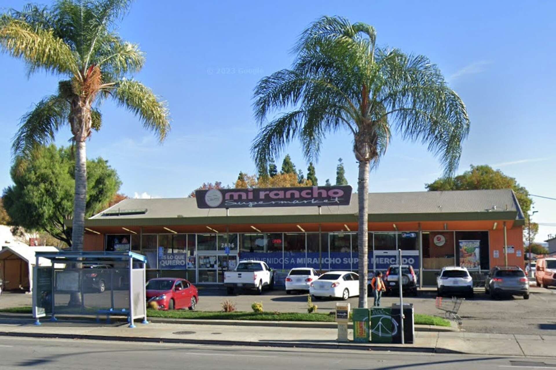Local grocery chain opens first SF store in long-vacant space