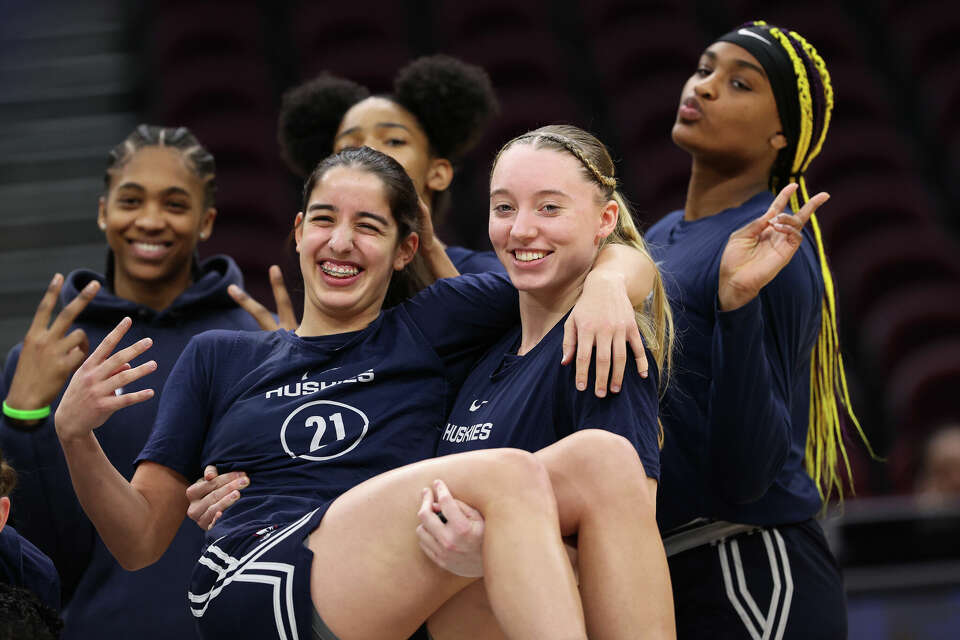 UConn women's team reunites with ex-teammate Inês Bettencourt