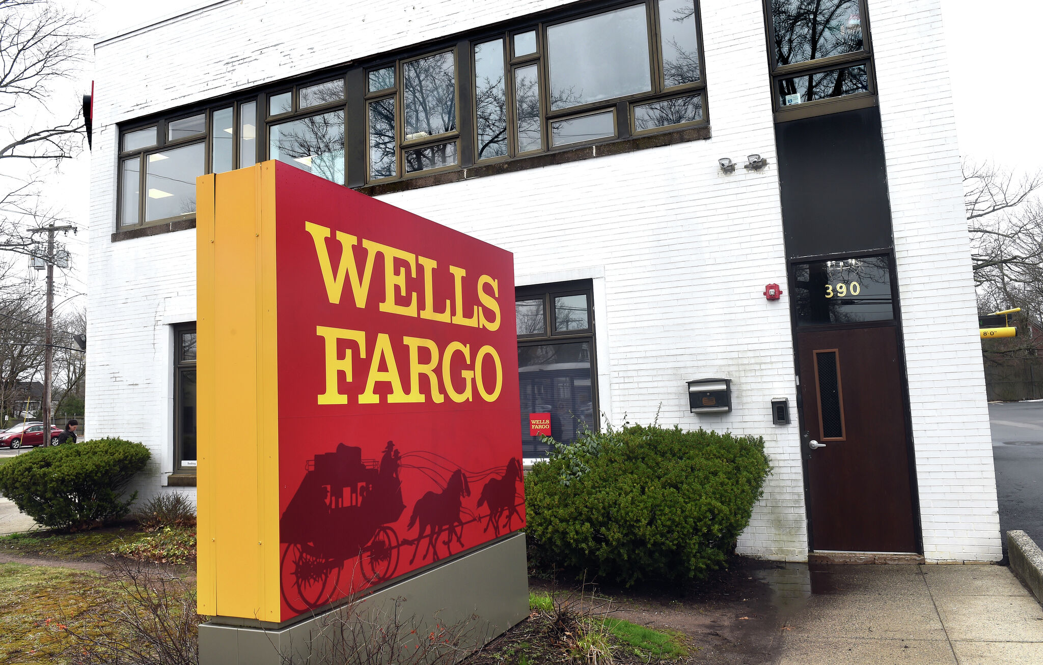 200 CT bank branches closed since 2019. Customers aren’t happy.