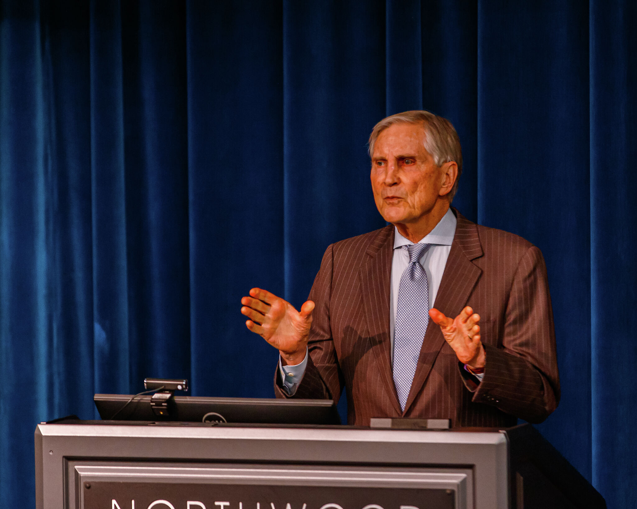 Bill Curry tells audience to use their gifts to help each other