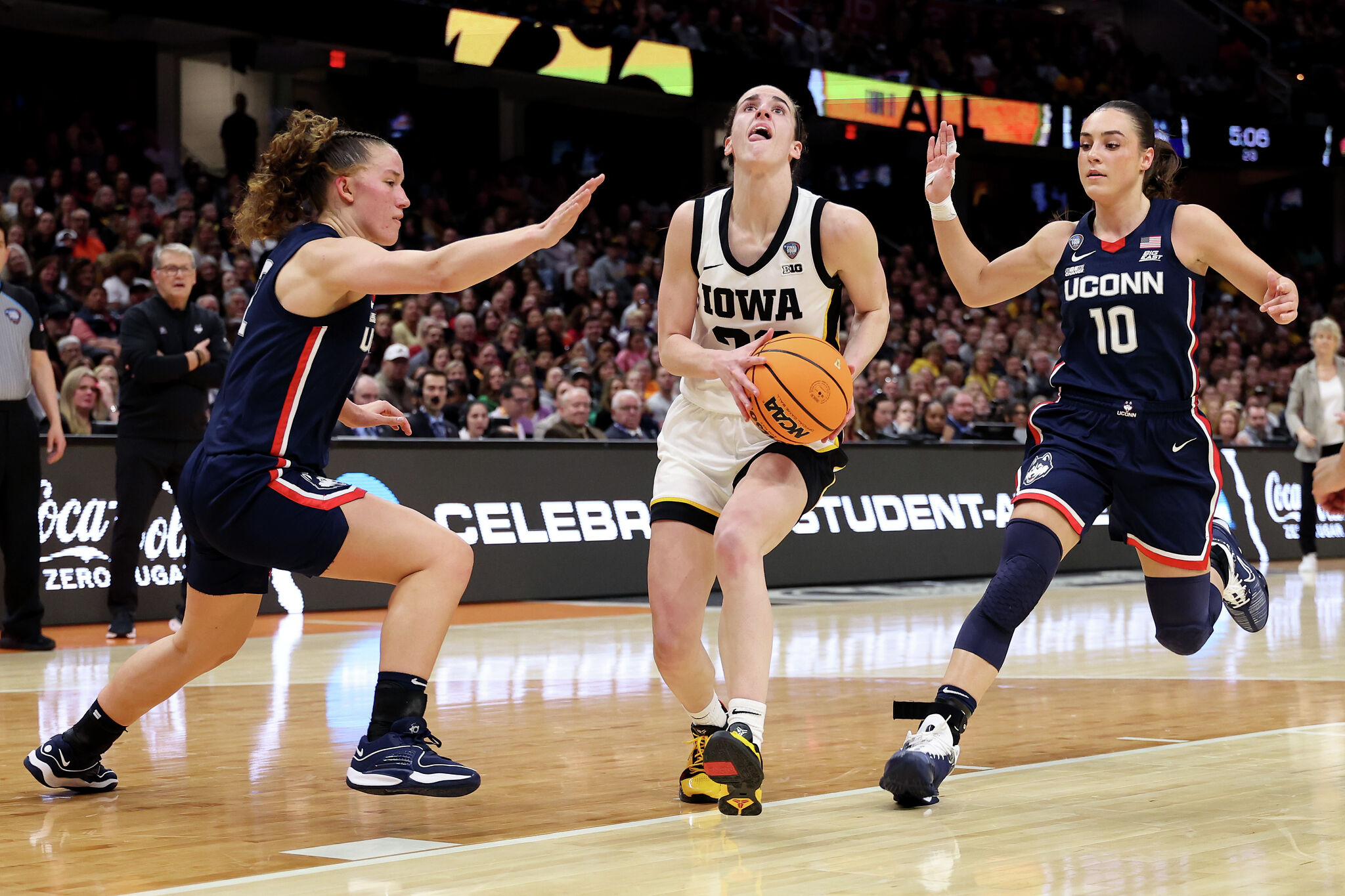 UConn builds 32-26 halftime lead on Iowa behind Muhl-led defense.