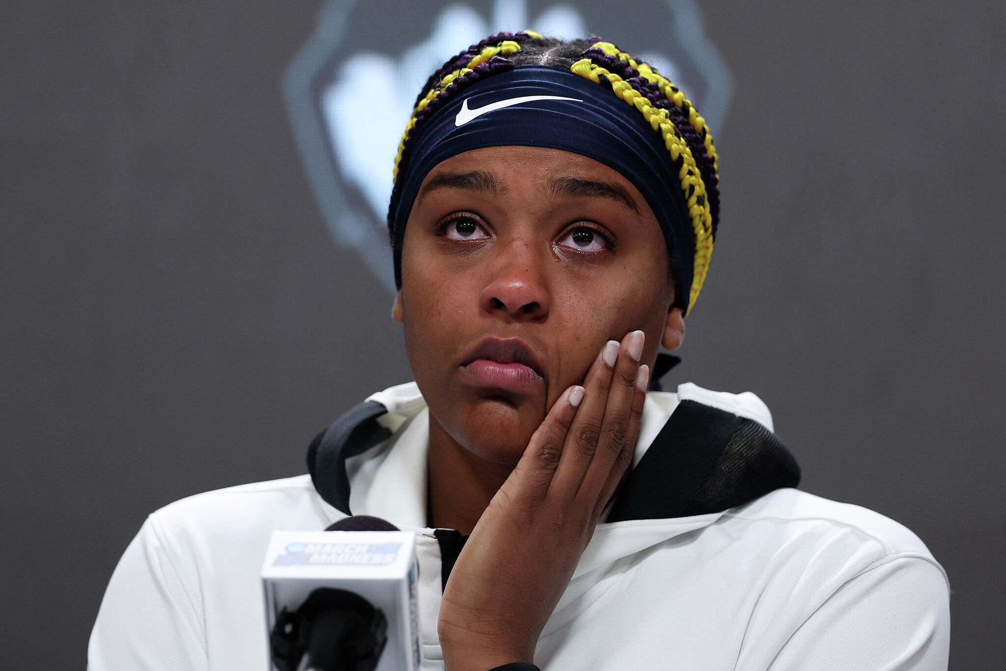 LeBron James, U.S. senator, NFL QBs react to UConn foul call