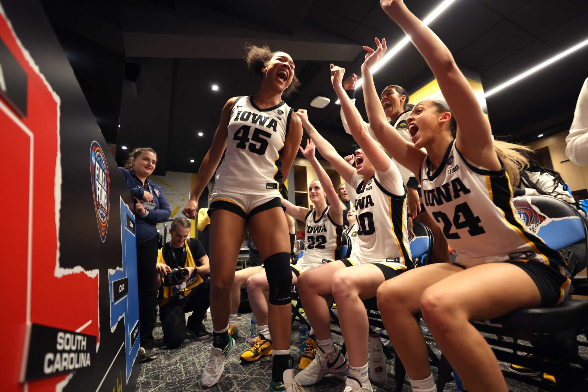 Iowa 71, UConn 69: A foul finish to instant classic in NCAA semifinal