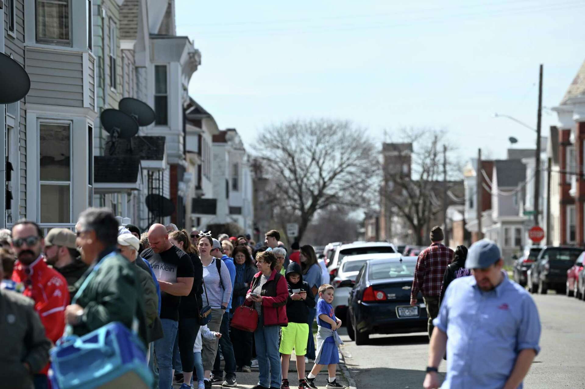 Woodstock for hot dogs: Crowd builds for 10-cent dogs at Gus's