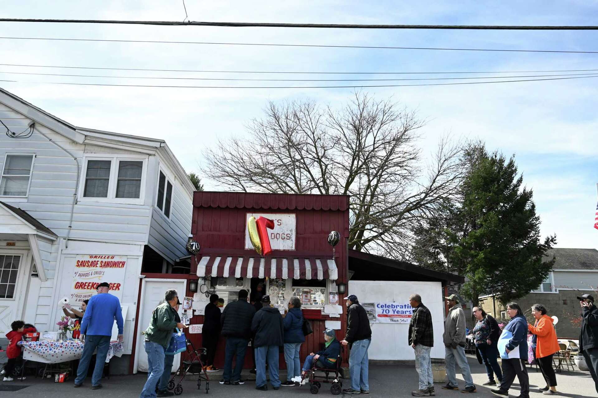 Woodstock for hot dogs: Crowd builds for 10-cent dogs at Gus's