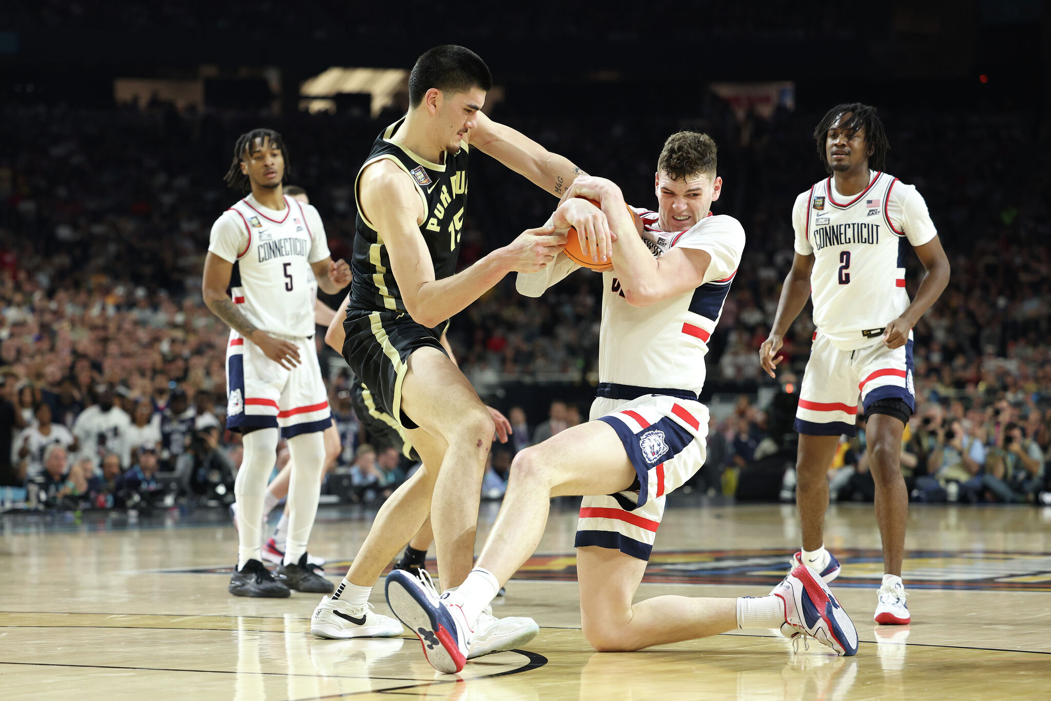 Edey puts up 16 in the first, but UConn holds 36-30 lead