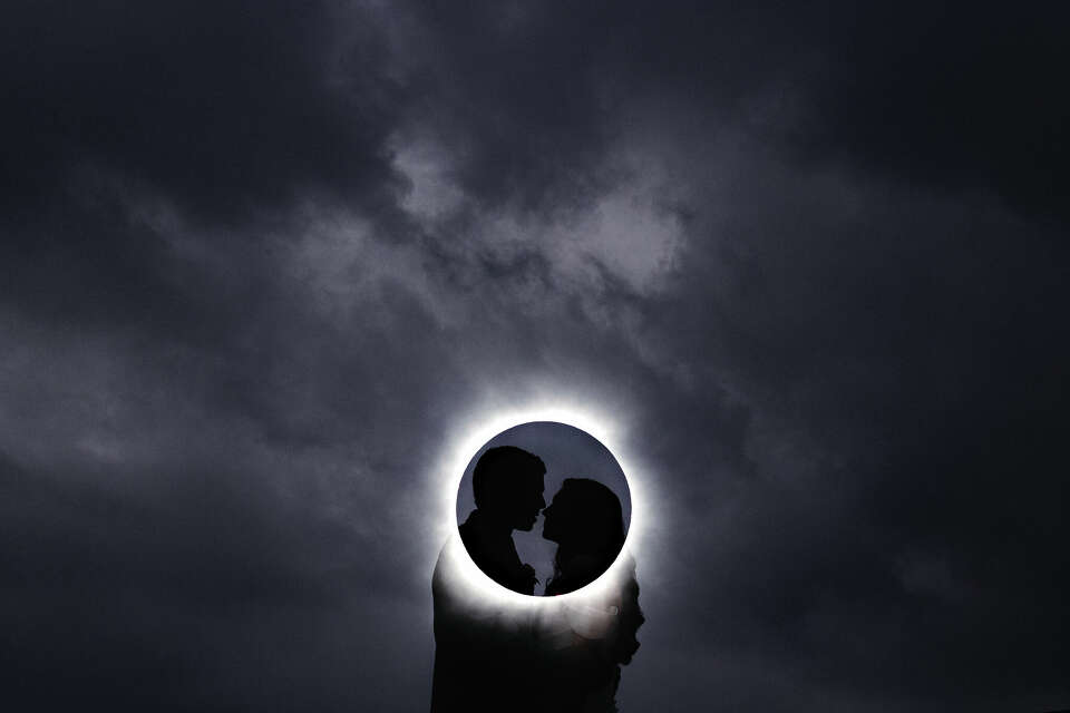 Texas eclipse captures proposal in stunning photo