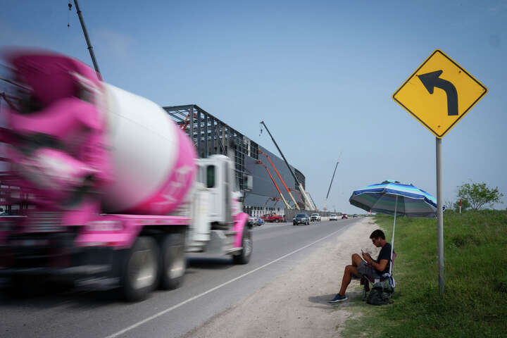 SpaceX building Starbase sushi restaurant, recreation center