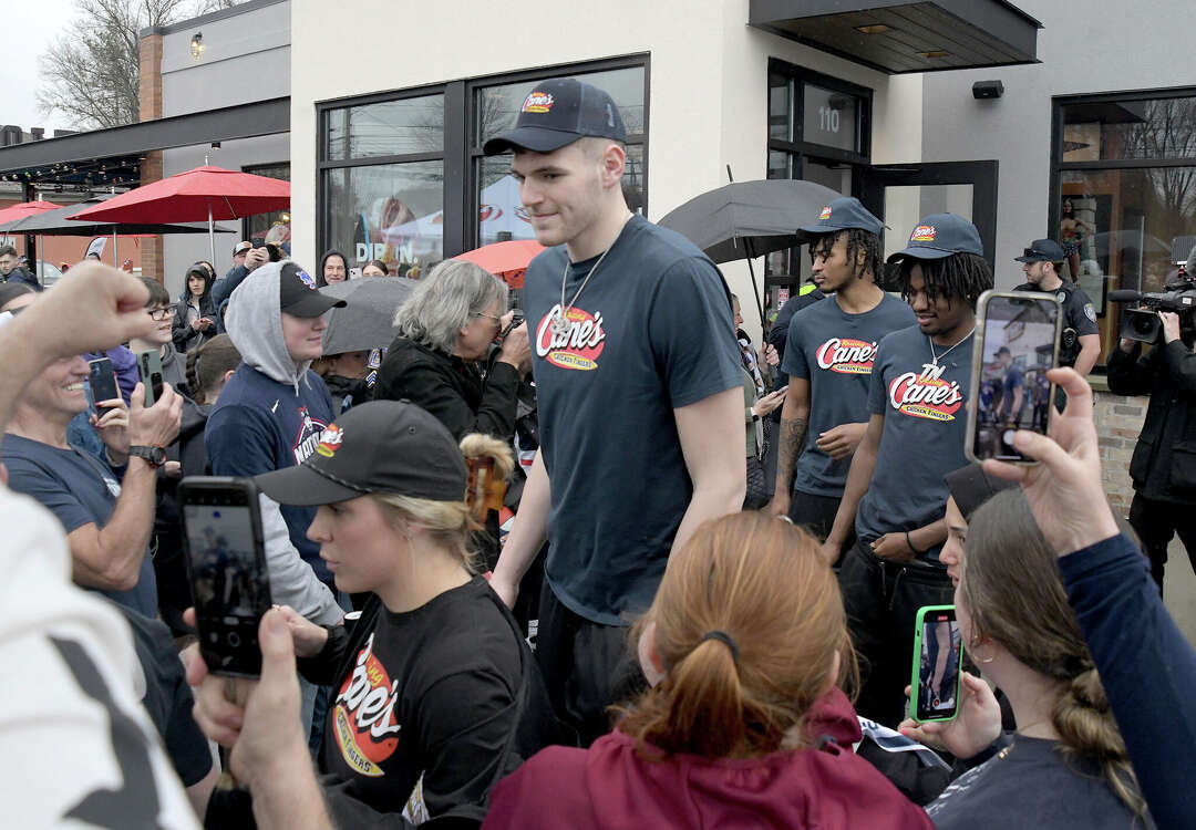 UConn basketball’s NBA hopefuls work a shift at Enfield Raising Cane’s