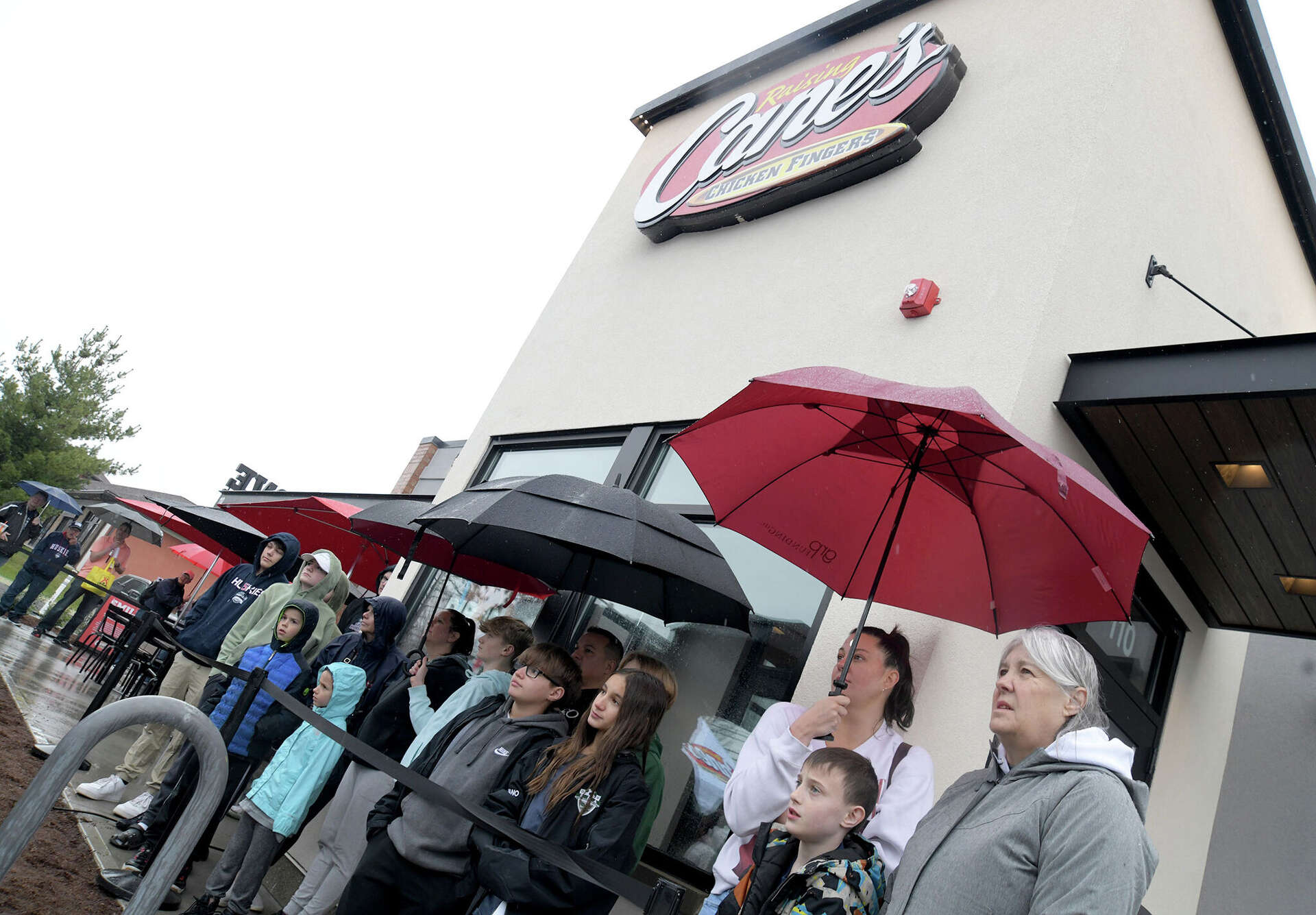 UConn basketball’s NBA hopefuls work a shift at Enfield Raising Cane’s